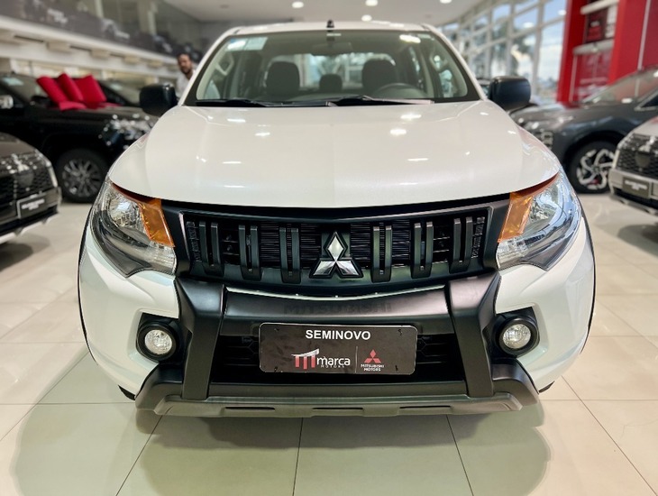 L200 TRITON 2.4 16V TURBO DIESEL OUTDOOR GLX CD 4X4 MANUAL 2025 por R ...