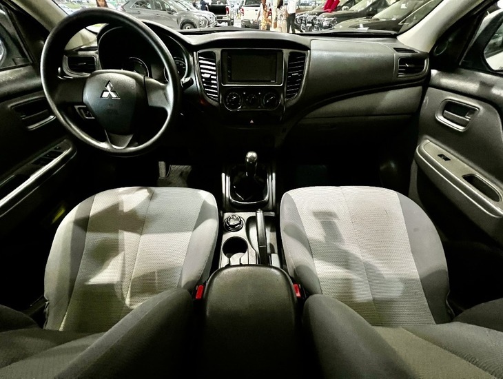 L200 TRITON 2.4 16V TURBO DIESEL OUTDOOR GLX CD 4X4 MANUAL 2025 por R ...