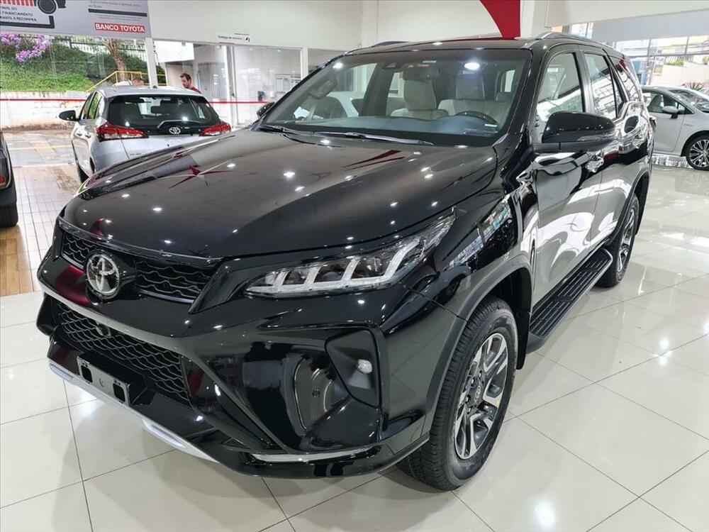 HILUX SW4 2.8 D-4D TURBO DIESEL DIAMOND 7L 4X4 AUTOMÁTICO 2025 por R ...