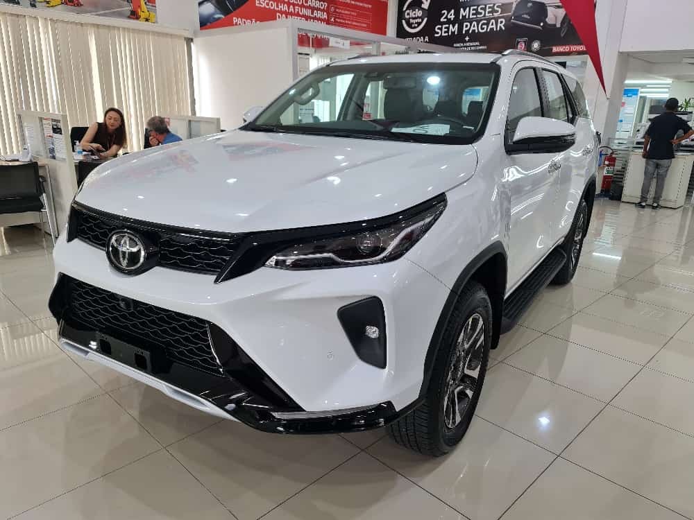 HILUX SW4 2.8 D-4D TURBO DIESEL SRX PLATINUM 7L 4X4 AUTOMÁTICO 2025 por ...